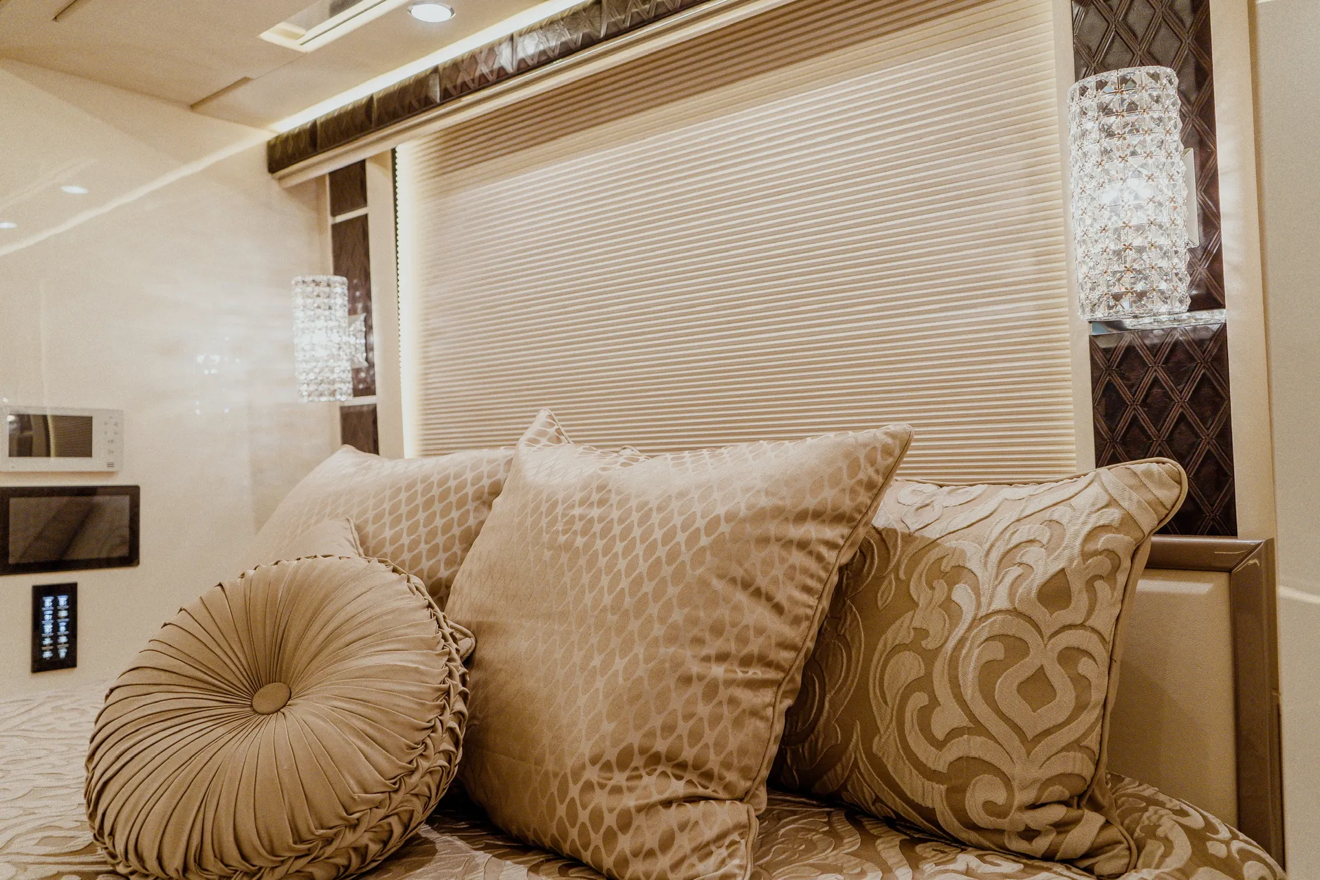 Emerald #6515 | Emerald Luxury Coaches
