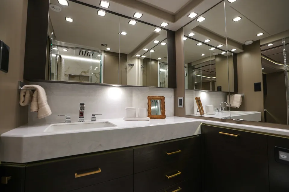 Emerald #1536 | Emerald Luxury Coaches